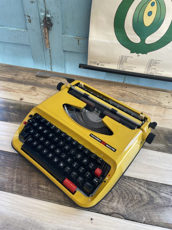 Gele vintage werkende Vendex (Brother) 1500TR typemachine geel ...