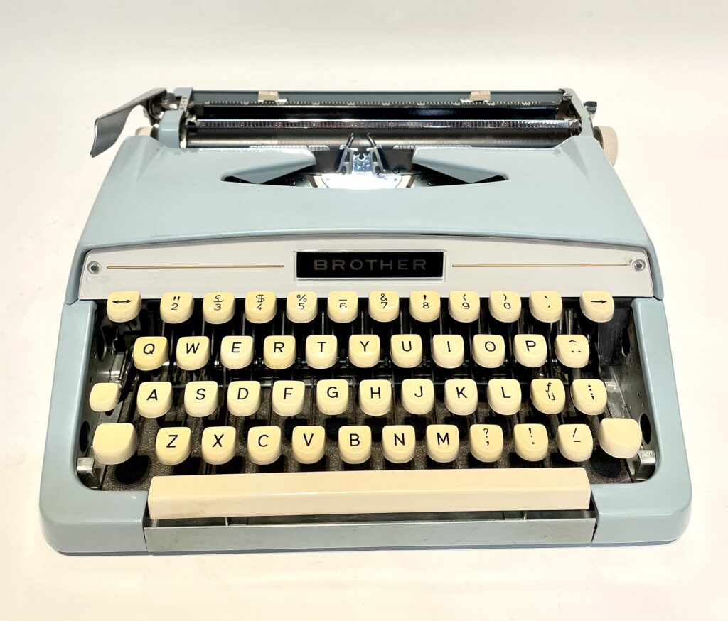 Babyblauwe Brother vintage werkende typemachine blauw klein lettertype ...