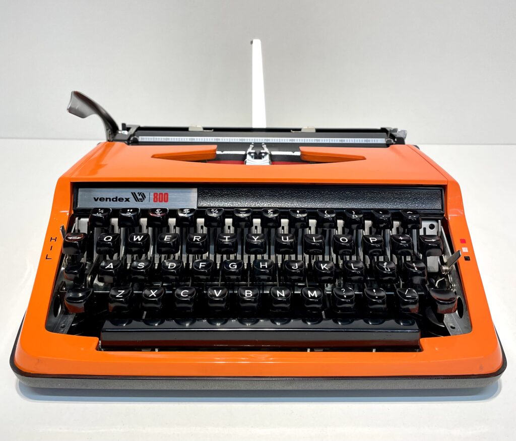 Oranje werkende vintage Vendex (Brother) 800 typemachine zwarte toetsen ...