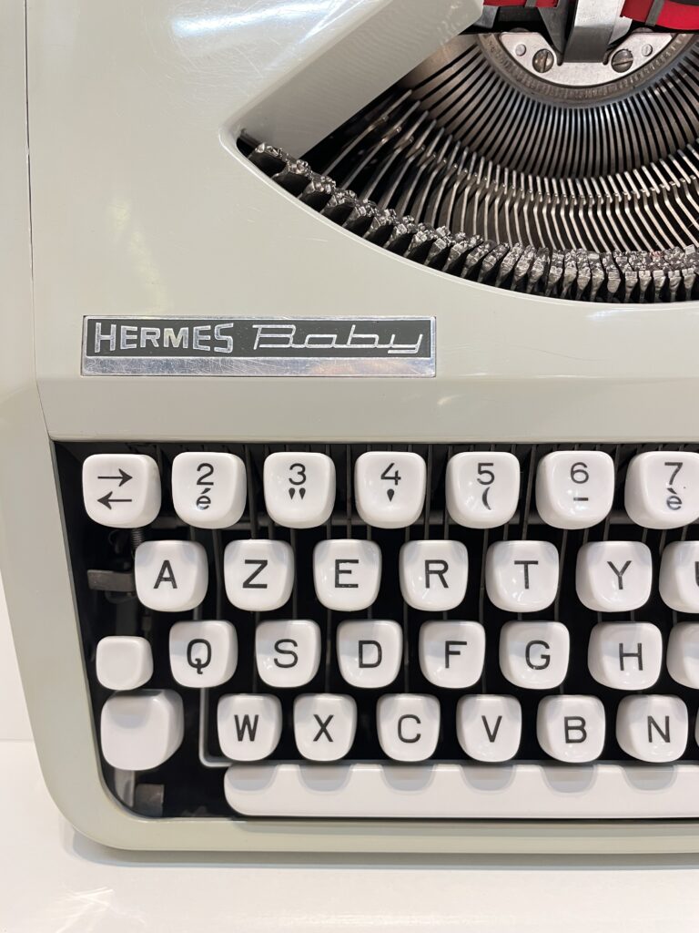 Lichtgroene vintage werkende typemachine Hermes Baby witte toetsen ...