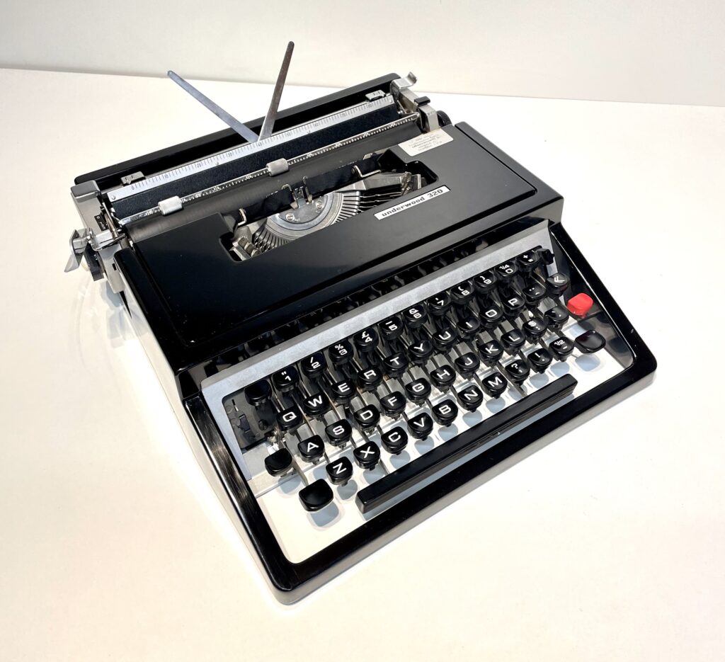 Vintage zwarte werkende typemachine Underwood 320 (Olivetti) zwart met ...