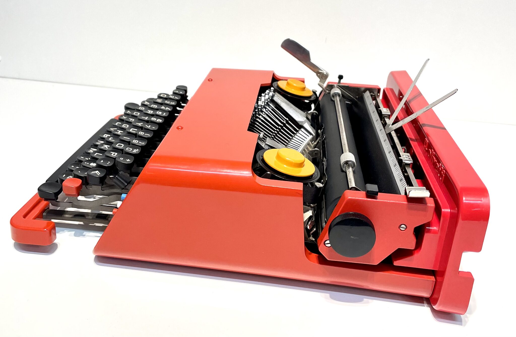 Werkende vintage rode Olivetti Valentine S typemachine 1969 rood ...