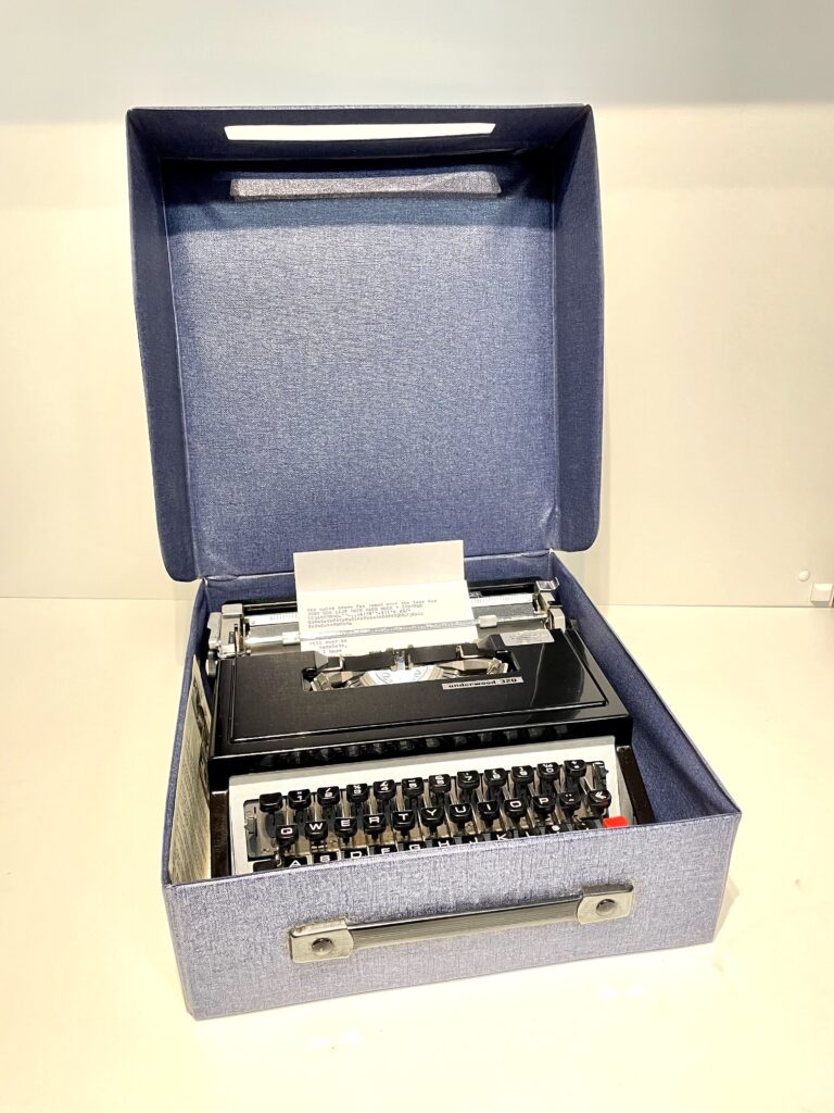 Vintage zwarte werkende typemachine Underwood 320 (Olivetti) zwart met ...