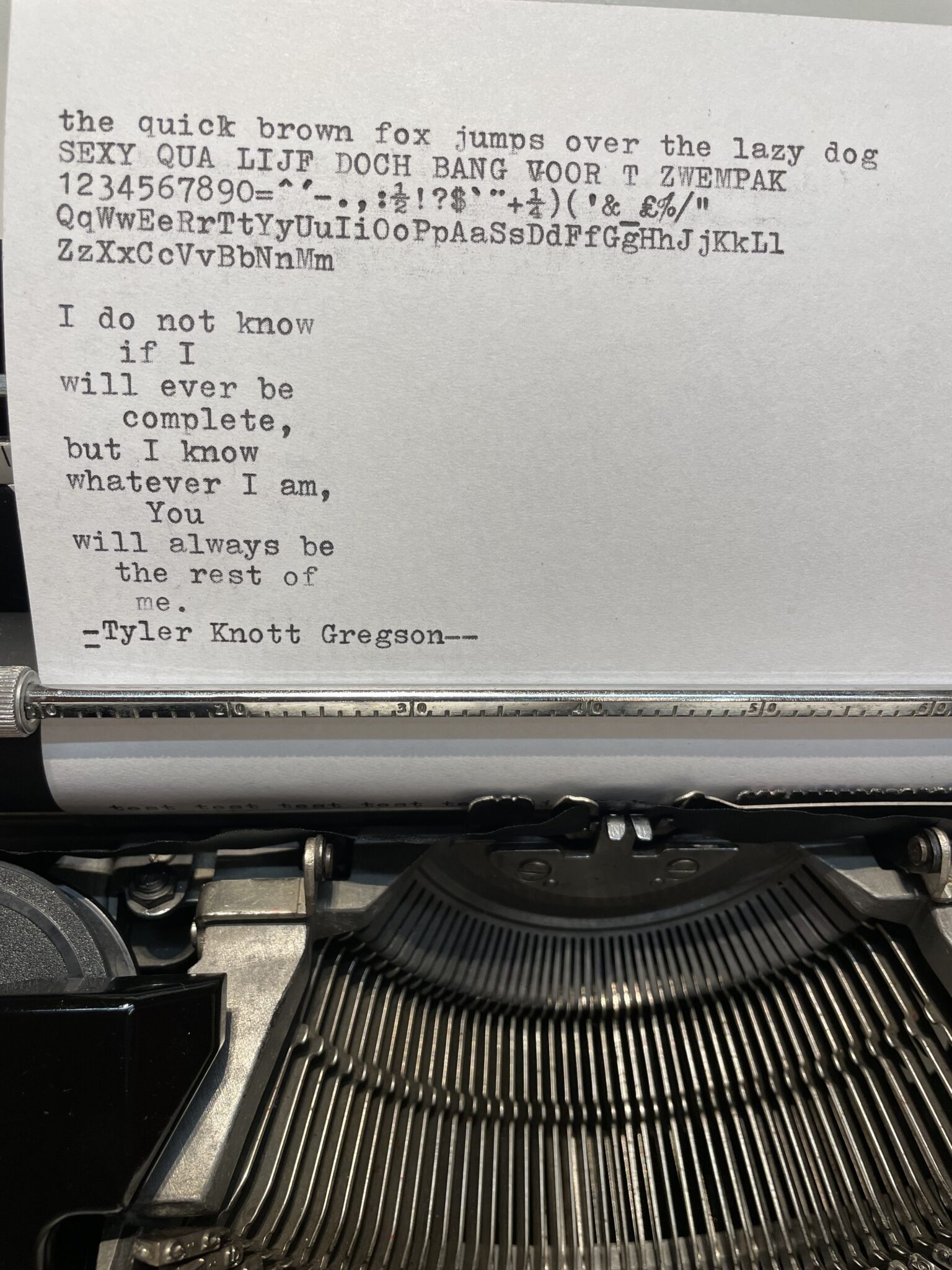 Vintage zwarte werkende typemachine Underwood 320 (Olivetti) zwart met ...