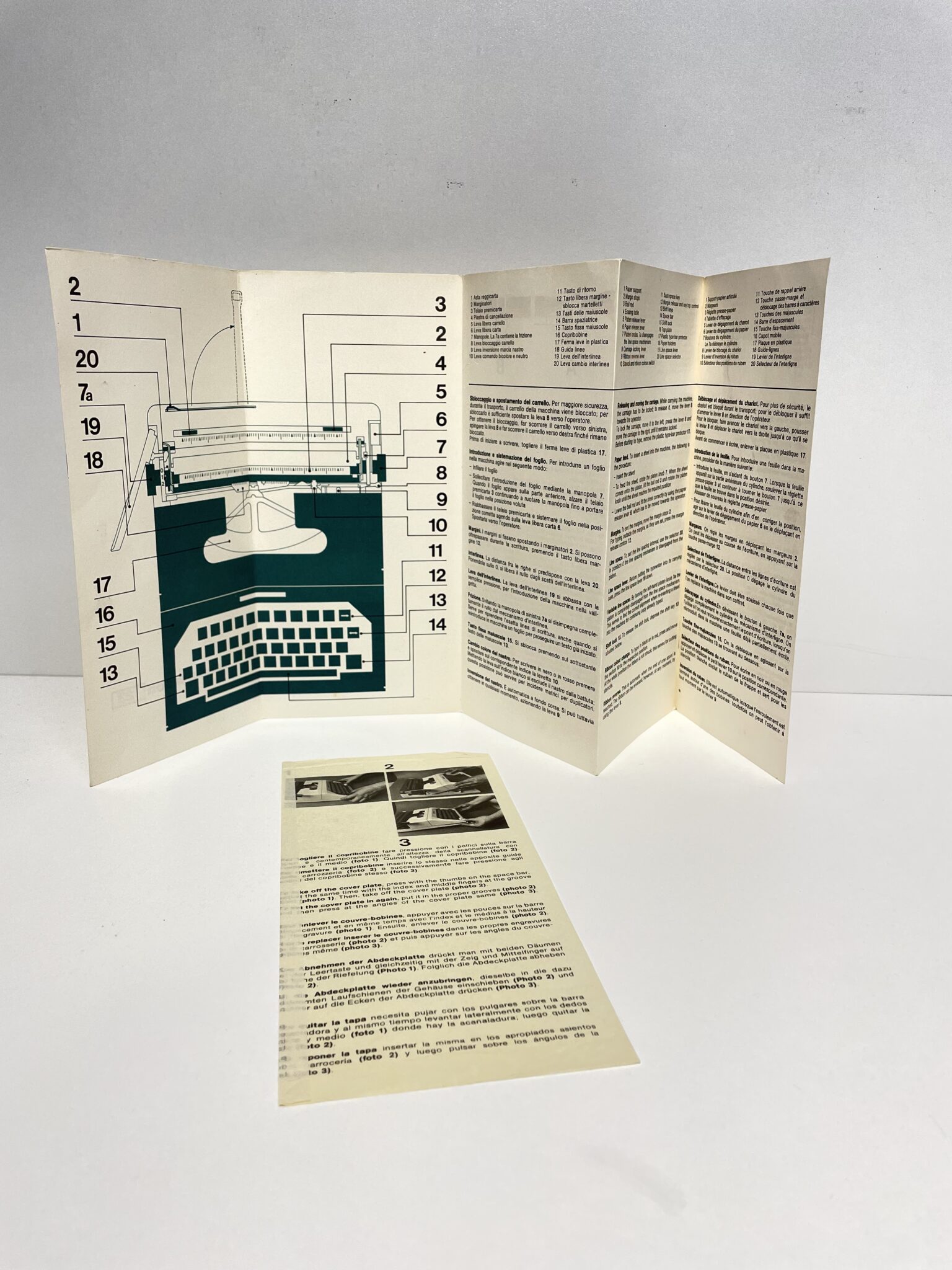 Vintage zwarte werkende typemachine Underwood 320 (Olivetti) zwart met ...