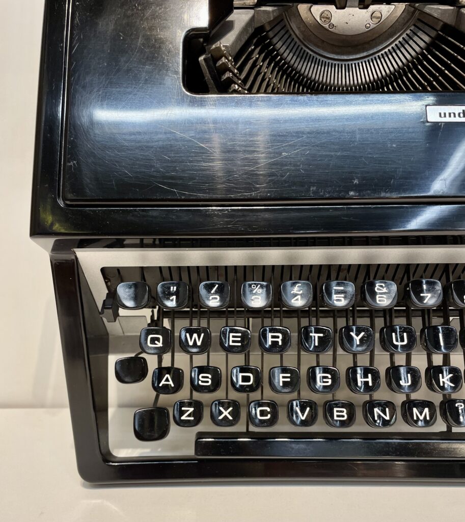 Vintage zwarte werkende typemachine Underwood 320 (Olivetti) zwart met ...