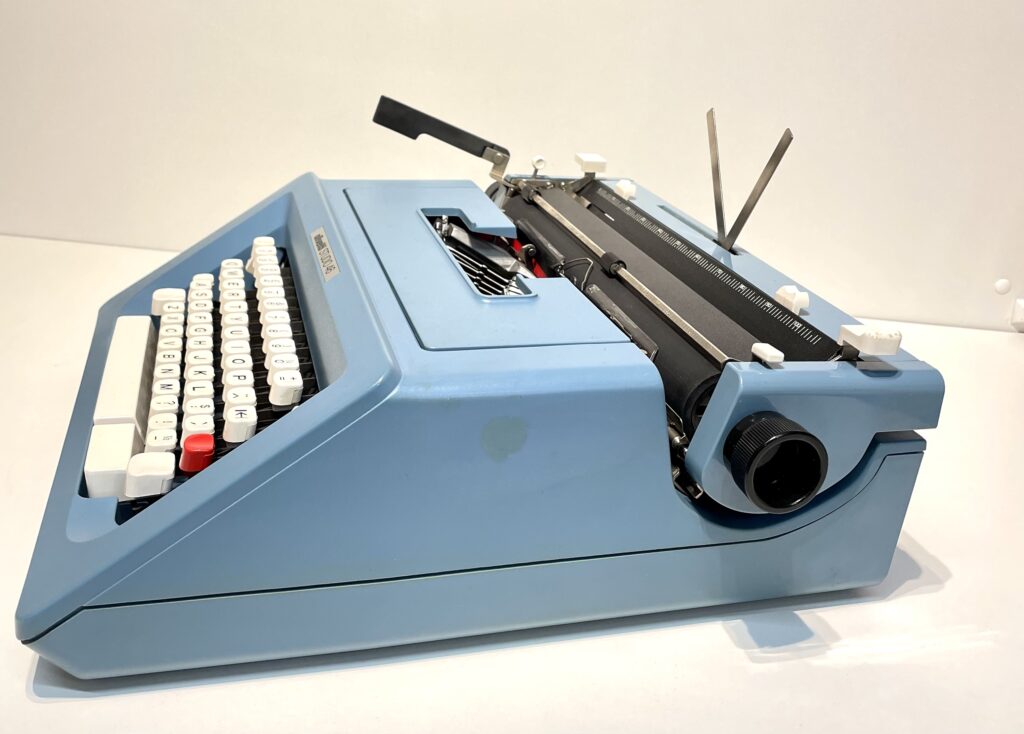 Blauwe Olivetti Studio 46 werkende vintage typemachine blauw uit 1975 ...