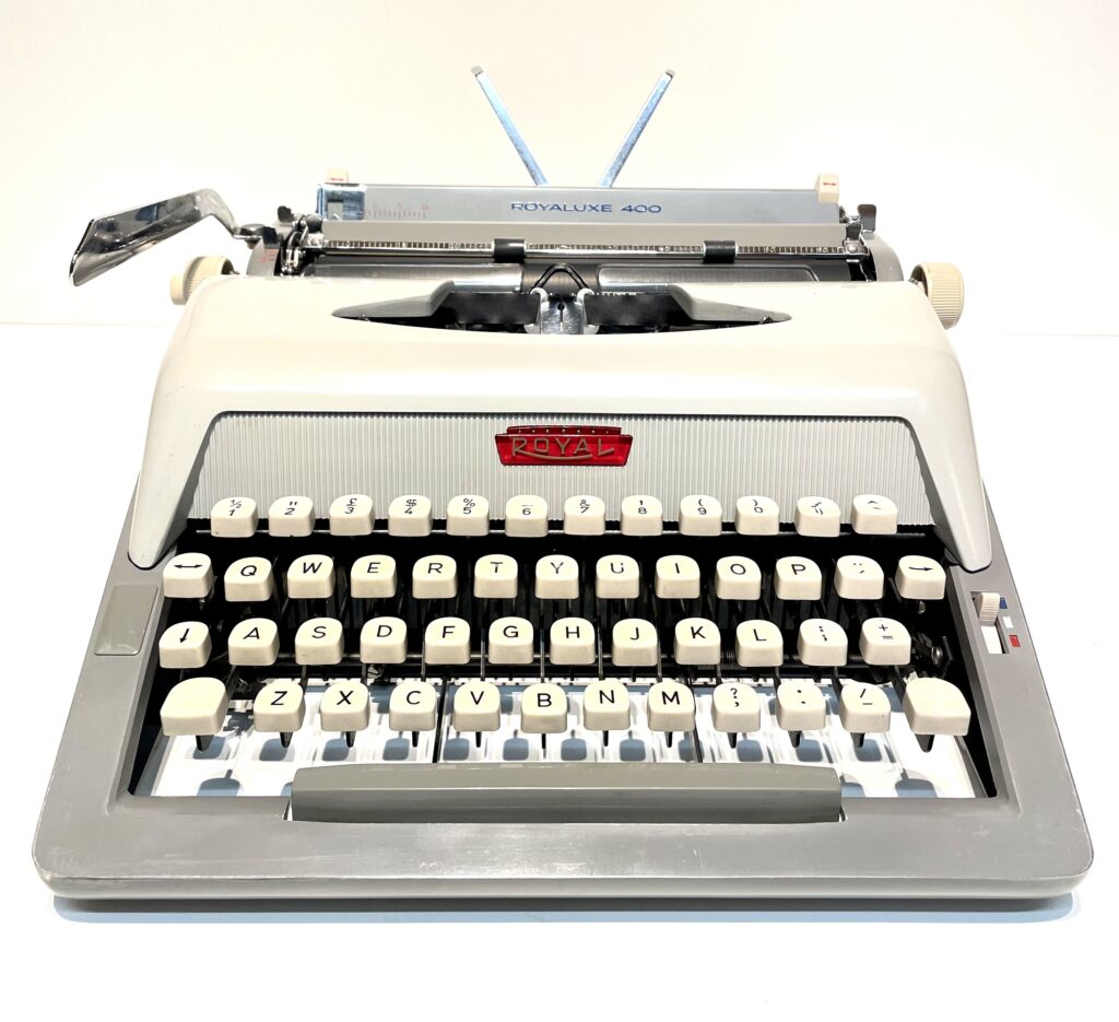 Grijze werkende typemachine Royal Royaluxe 400 in bruine koffer uit ...