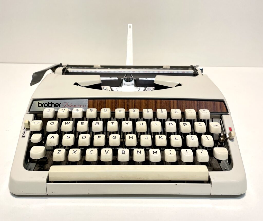 Faux wood crème werkende vintage Brother deluxe 900 typemachine – Typemachinefabriek