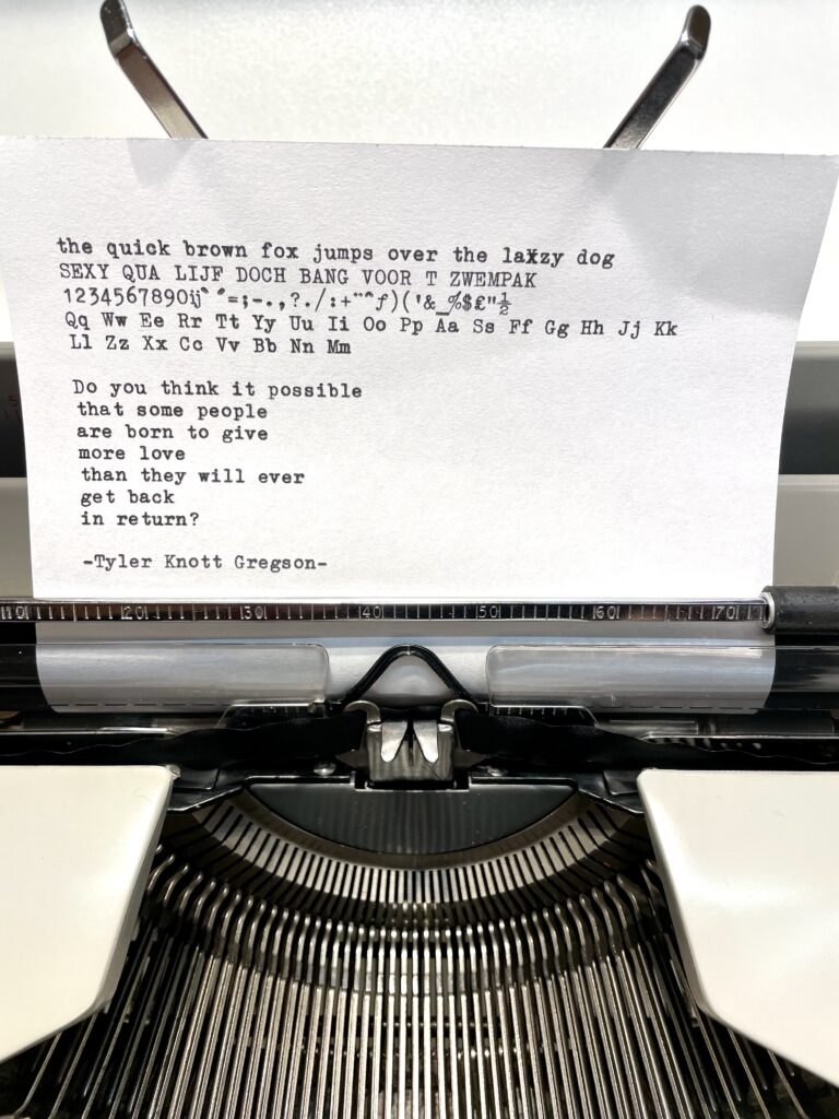 Grijze werkende typemachine Royal Royaluxe 400 in bruine koffer uit ...