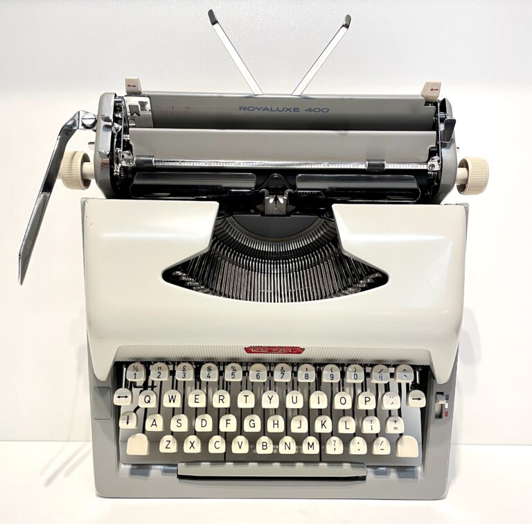 Grijze werkende typemachine Royal Royaluxe 400 in bruine koffer uit ...