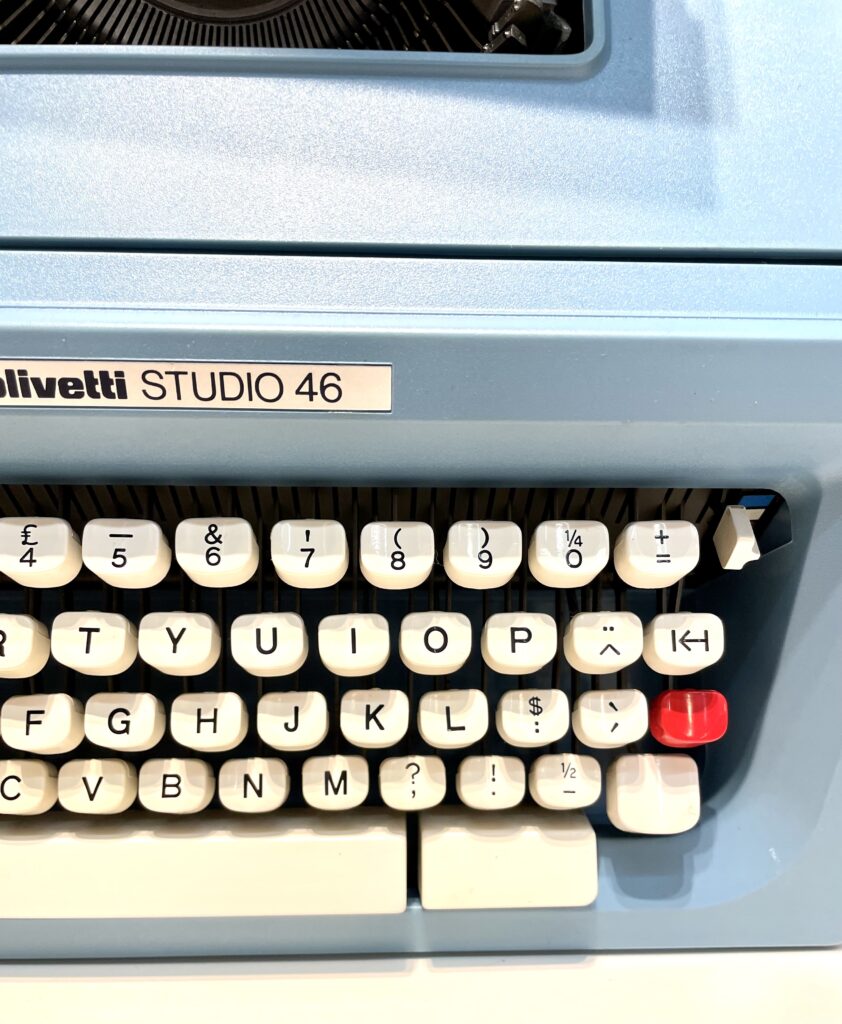 Blauwe Olivetti Studio 46 werkende vintage typemachine blauw uit 1975 ...