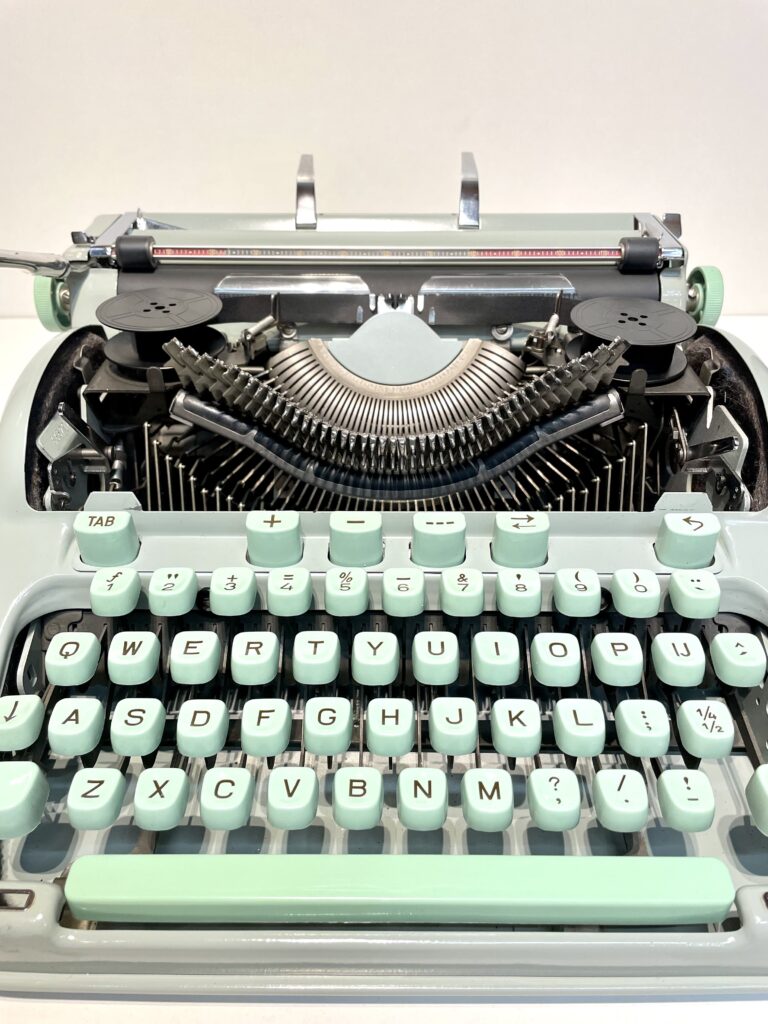 Vintage mintgroene Hermes media 3000 werkende typemachine 1966 met ...