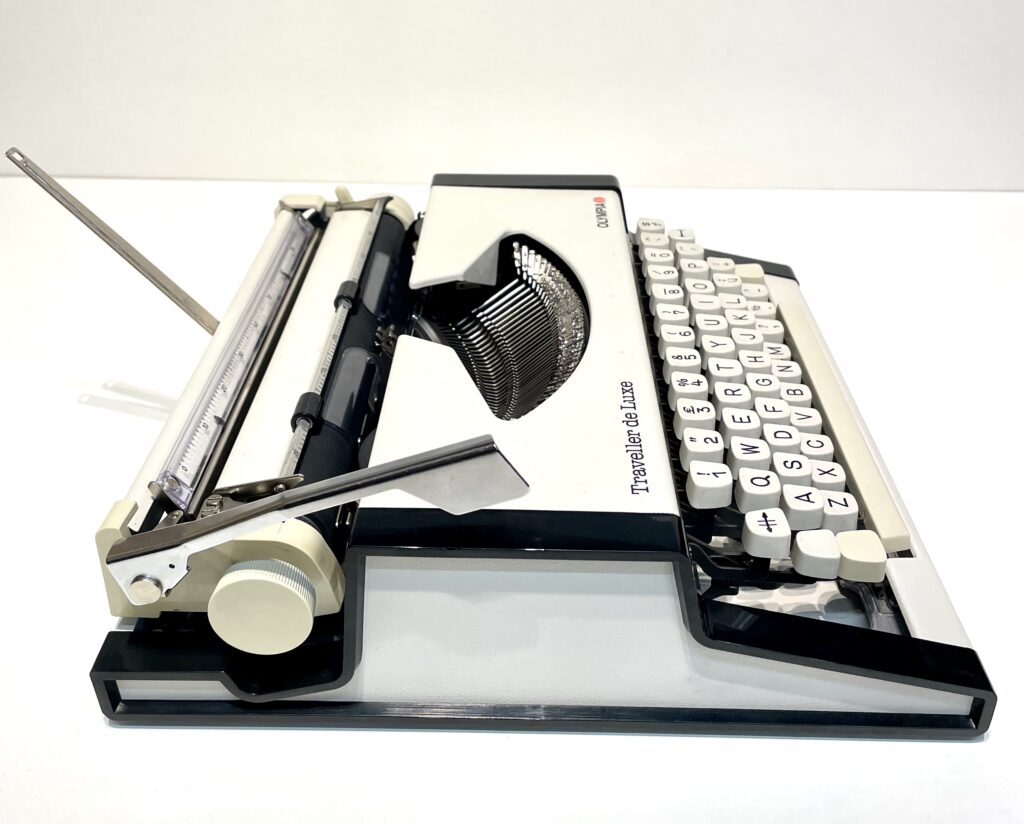 Witte Olympia Traveller werkende vintage typemachine met witte toetsen ...