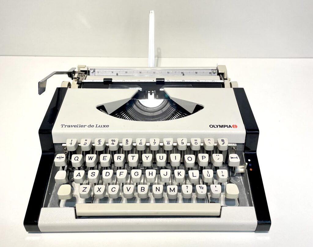Witte Olympia Traveller werkende vintage typemachine met witte toetsen ...