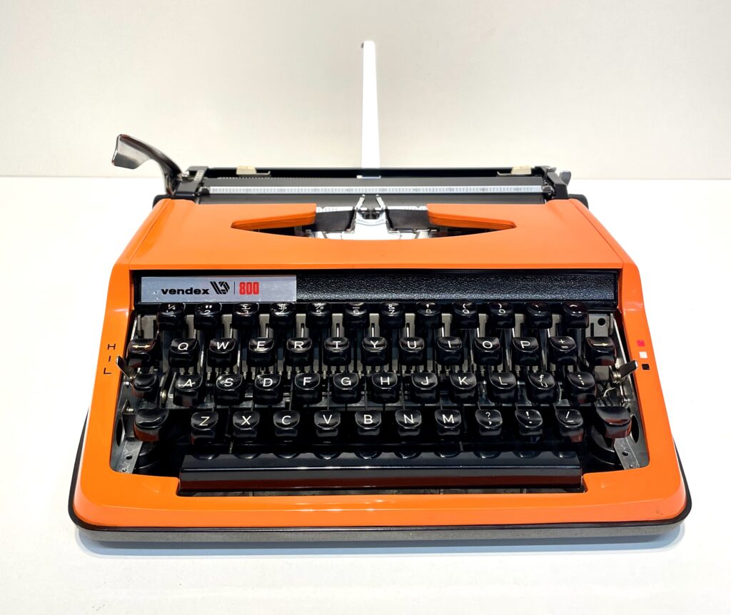 Oranje werkende vintage Vendex (Brother) 800 typemachine zwarte toetsen ...