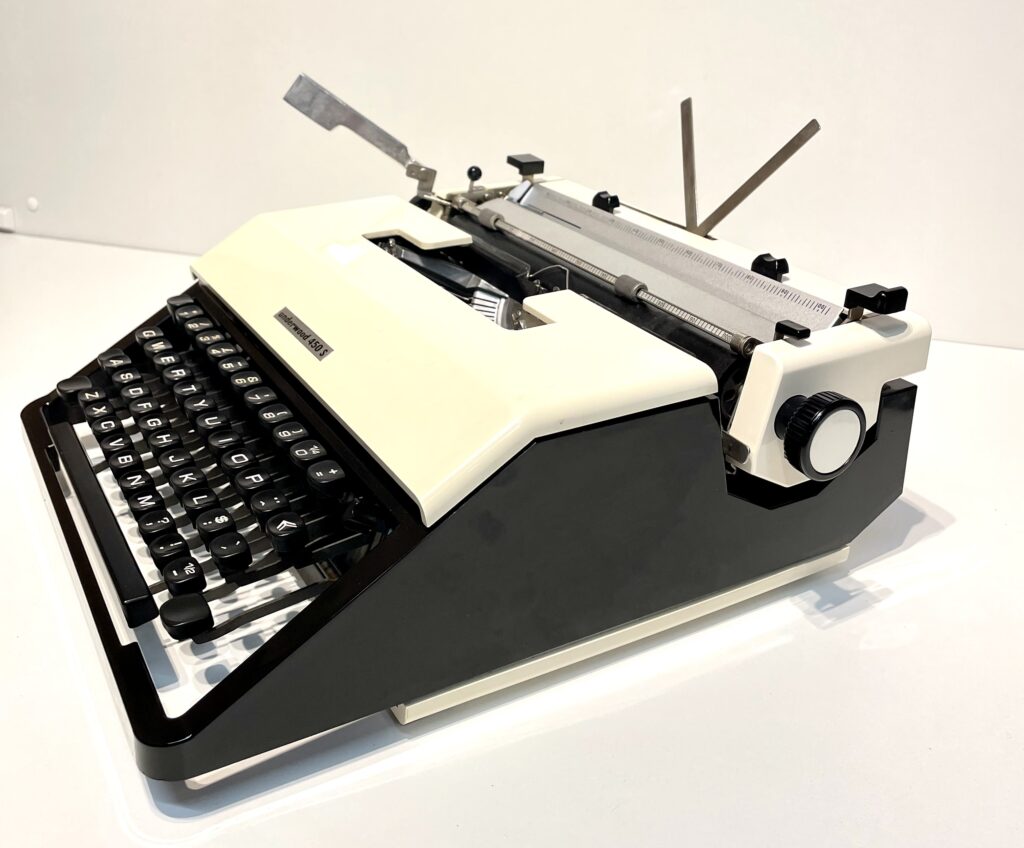 Zwart witte Underwood (Olivetti) 450s werkende typemachine met klein ...