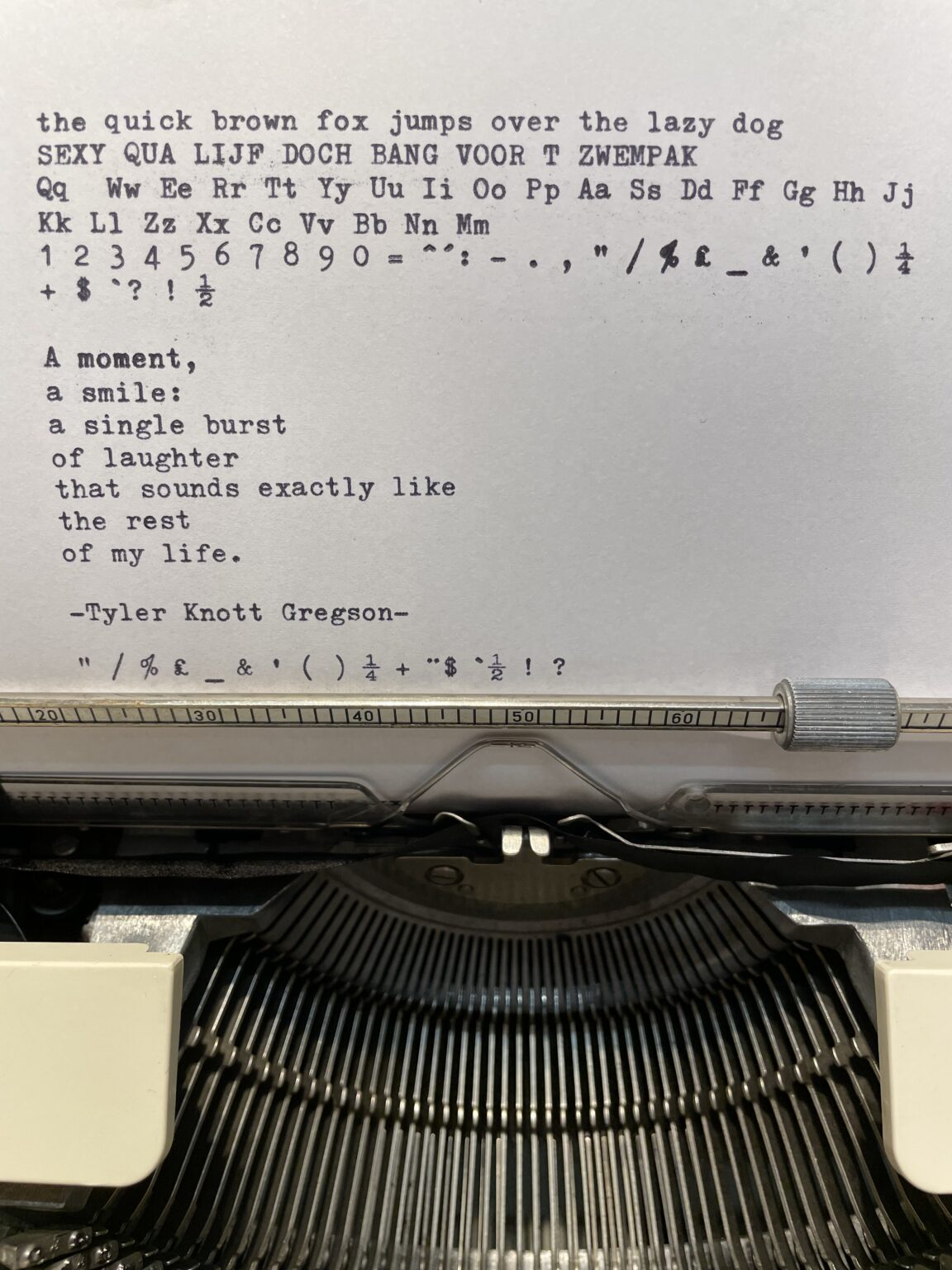 Zwart witte Underwood (Olivetti) 450s werkende typemachine met klein ...