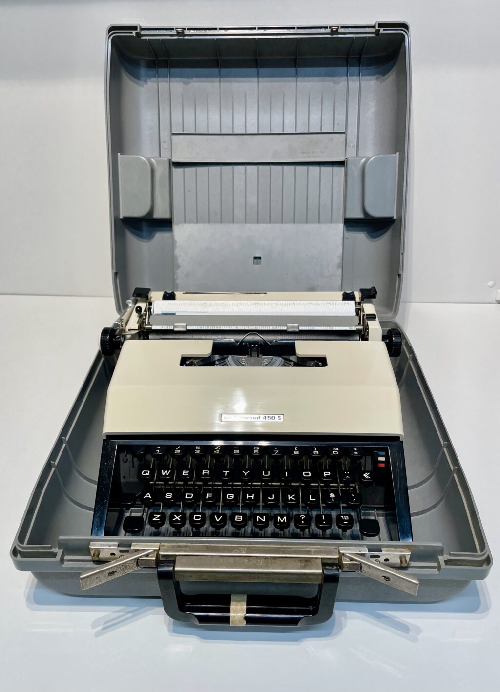 Zwart witte Underwood (Olivetti) 450s werkende typemachine met klein ...