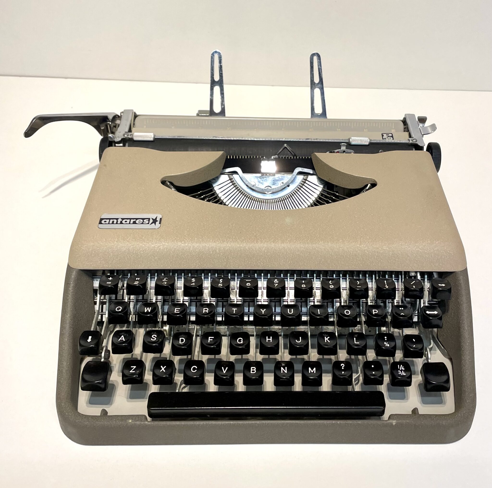 Werkende vintage Antares Compact Italiaanse typemachine bruin ...