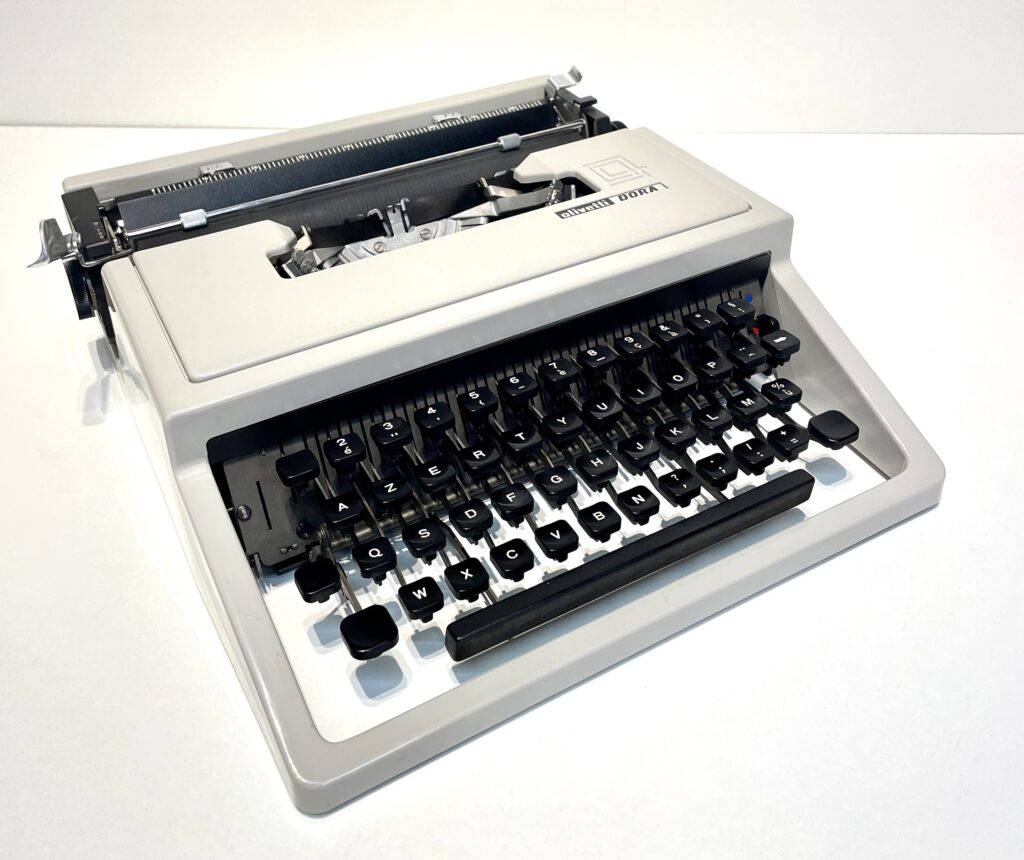 AZERTY toetsenbord vintage werkende grijze typemachine Olivetti Dora ...