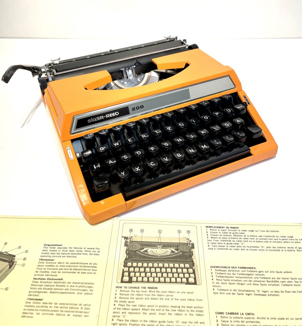 Oranje vintage werkende typemachine Silver Reed 200 QWERTZ lay-out uit ...
