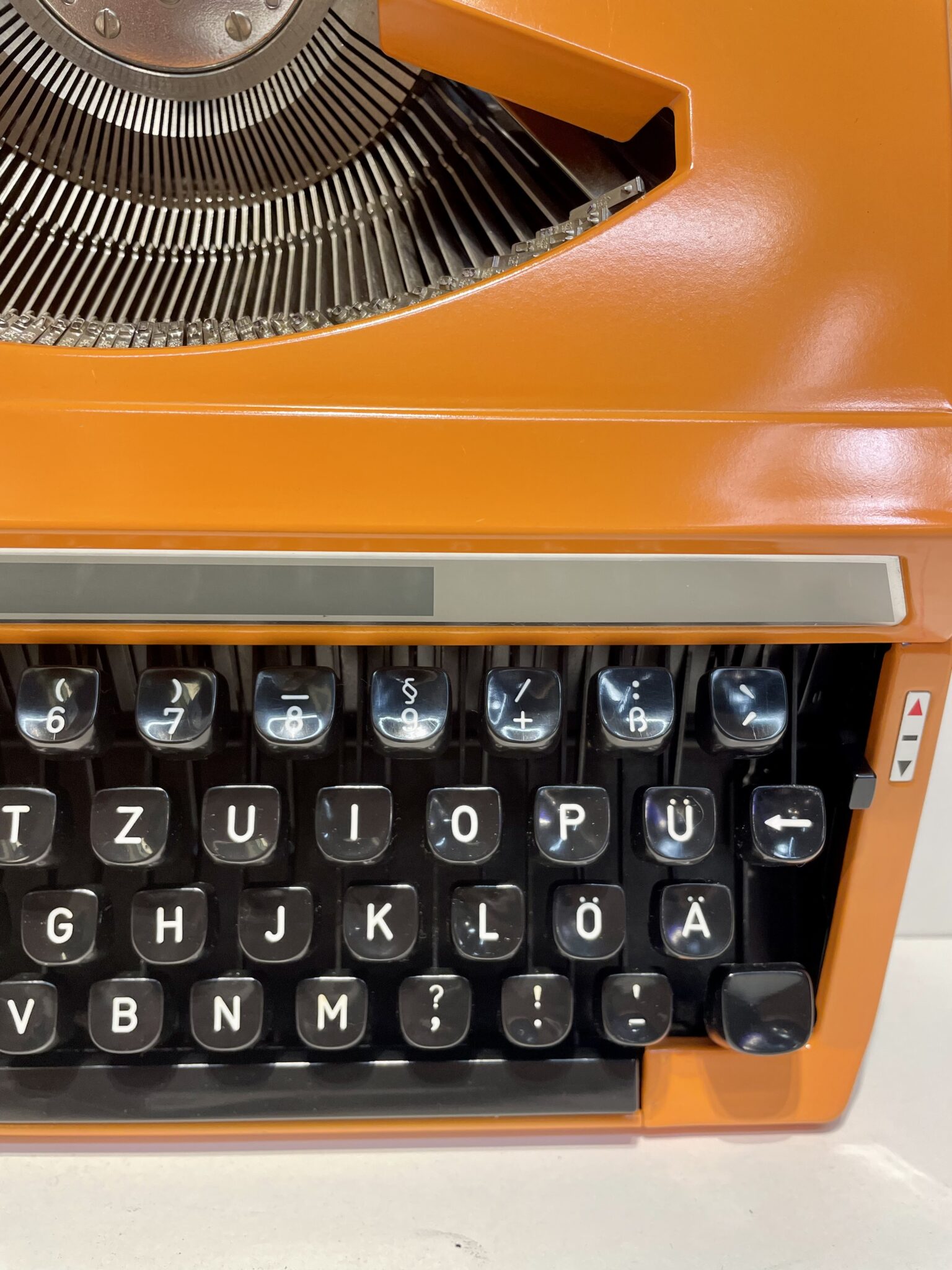 Oranje vintage werkende typemachine Silver Reed 200 QWERTZ lay-out uit ...