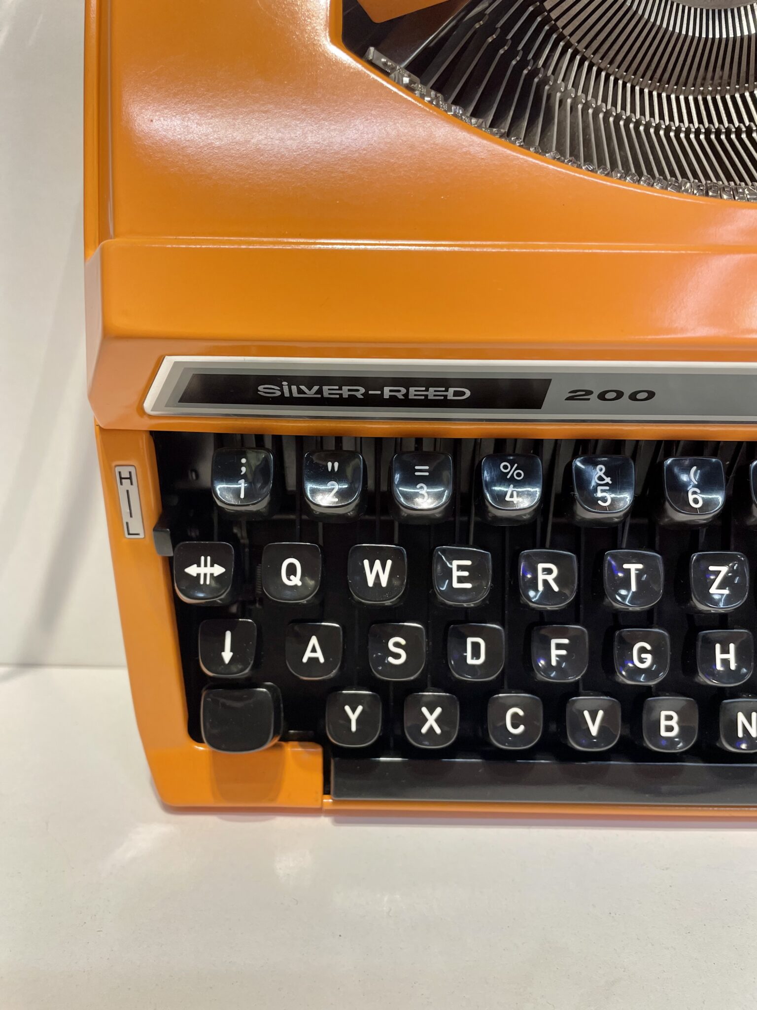Oranje vintage werkende typemachine Silver Reed 200 QWERTZ lay-out uit ...
