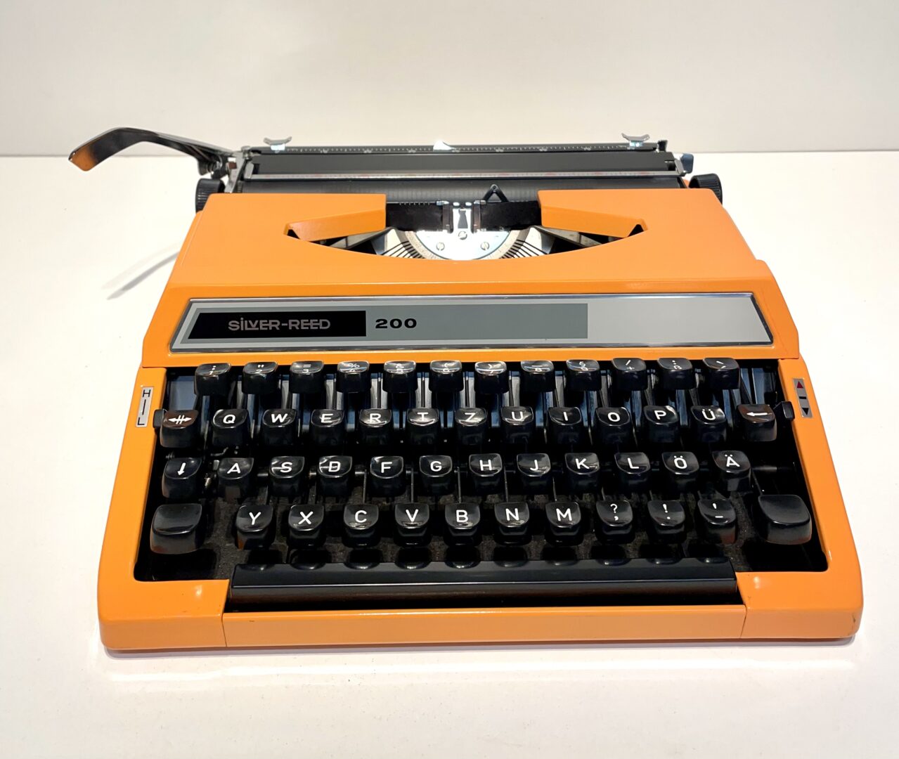 Oranje vintage werkende typemachine Silver Reed 200 QWERTZ lay-out uit ...