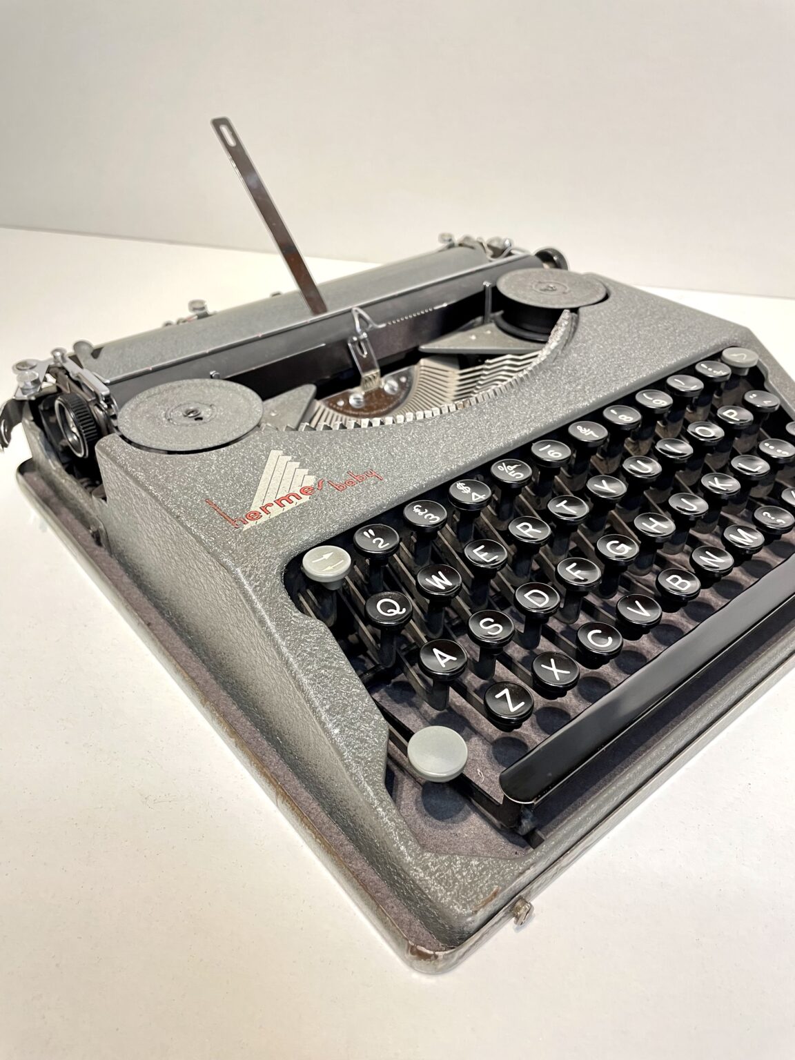 Legergroene vintage werkende Baby Hermes typemachine 1939 met nieuwe ...