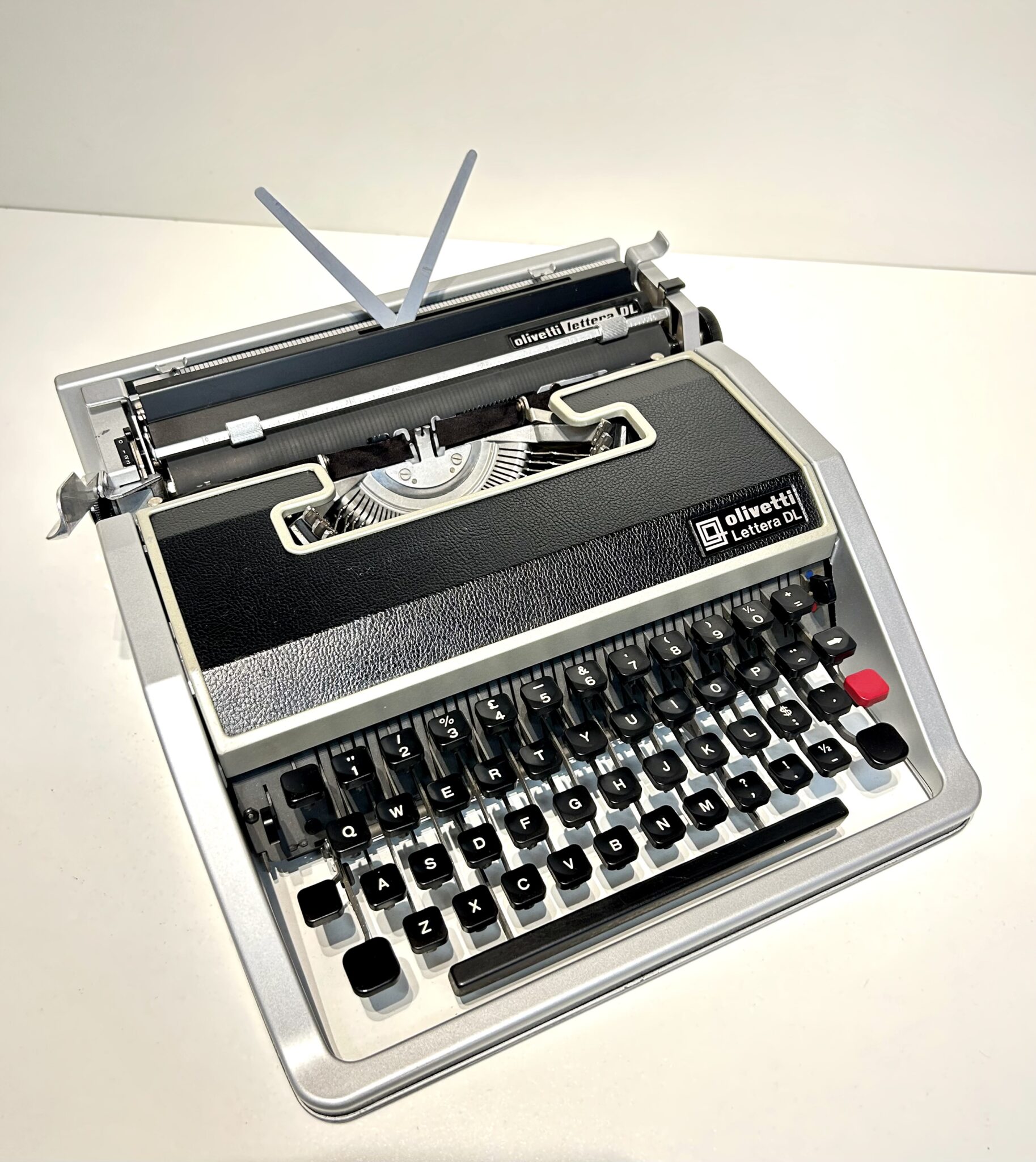 Strakke zwart grijze Olivetti Lettera DL werkende vintage typemachine ...