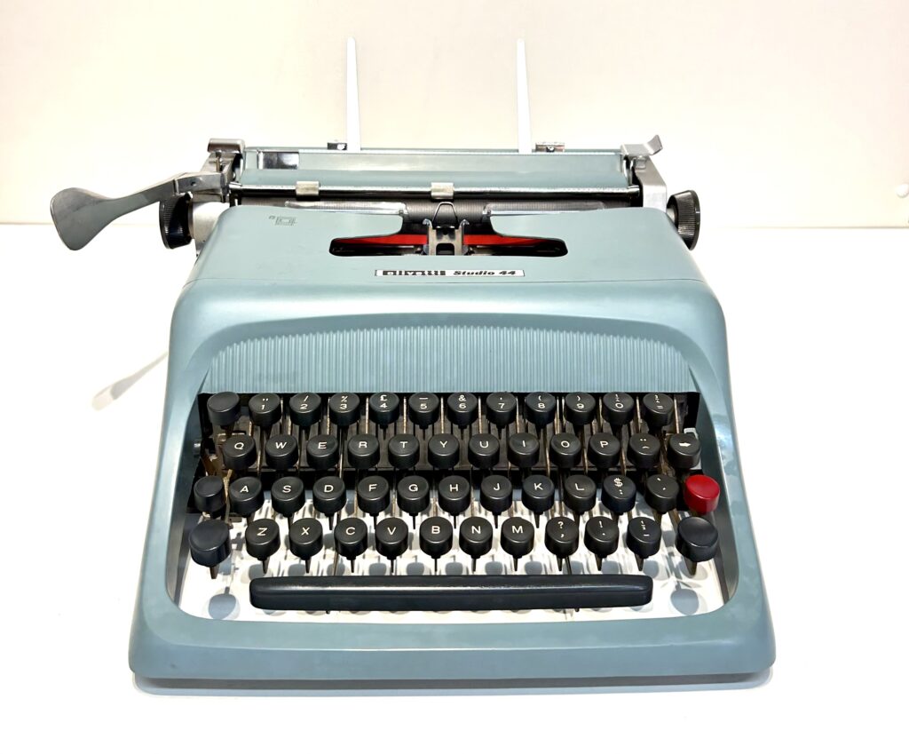 Werkende vintage zeegroene Olivetti Studio 44 typemachine met zeldzaam ...