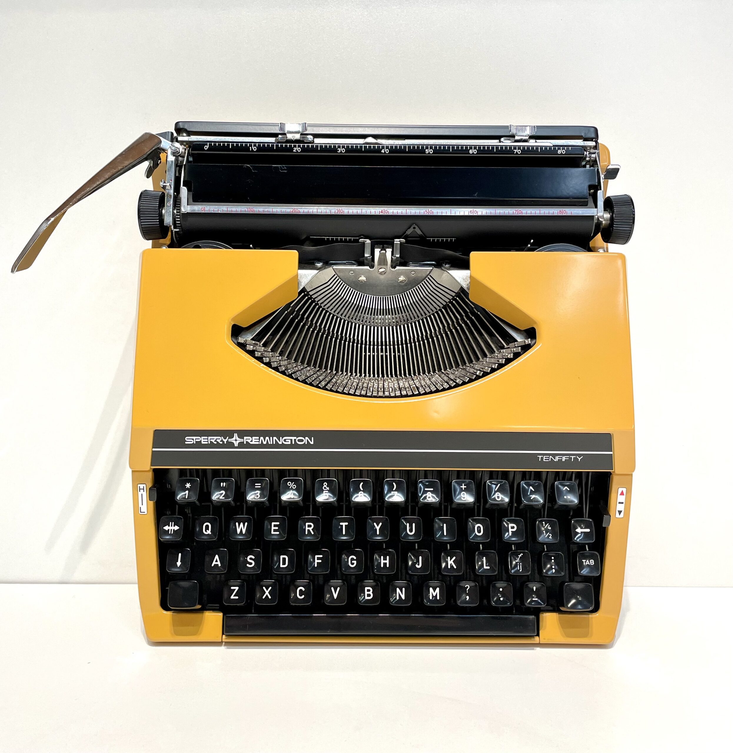 Gele werkende vintage Sperry Remington Tenfifty typemachine okergeel ...