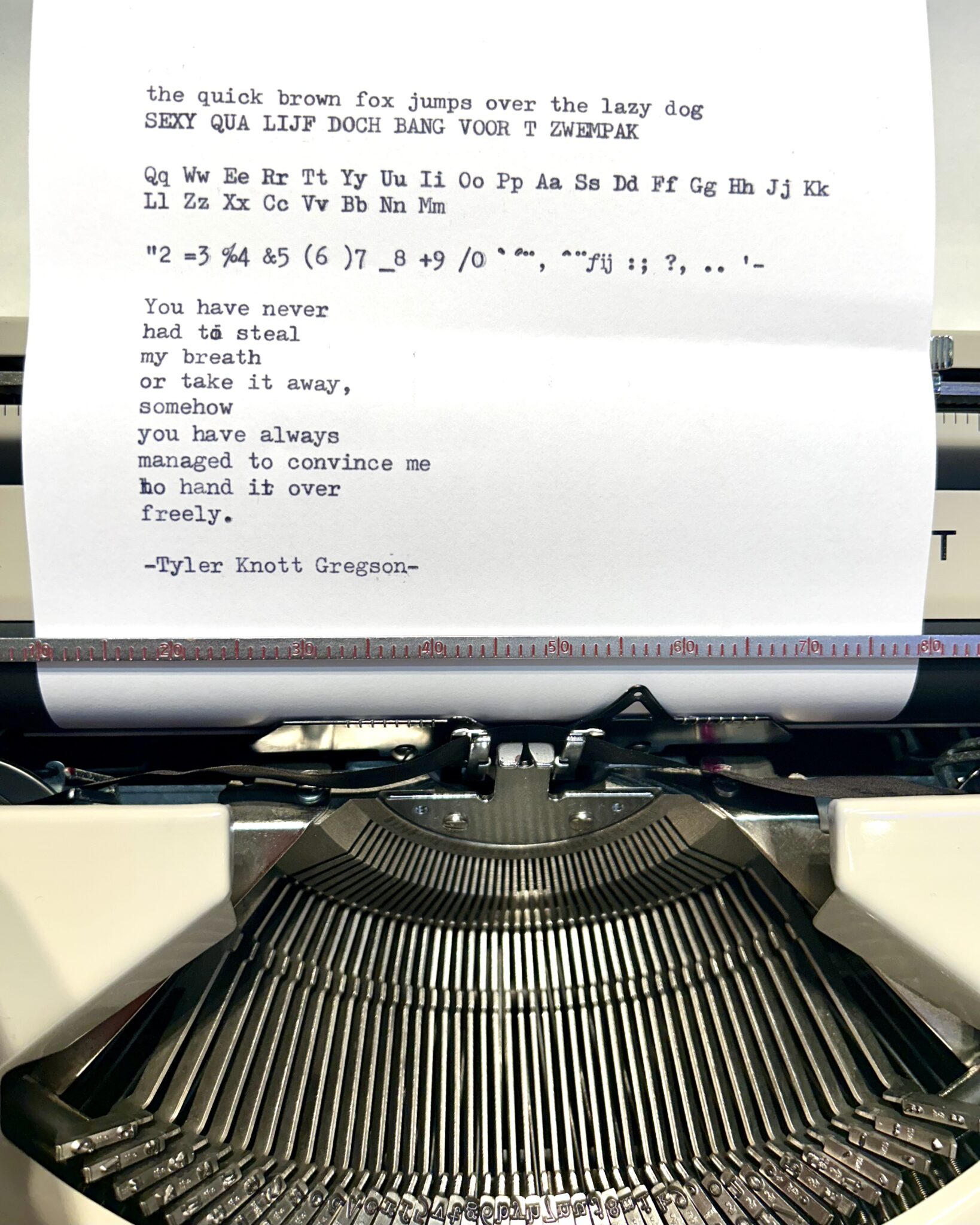 Grijze vintage werkende typemachine Royal Signet grijs portable uit 1972 met klein lettertype ...