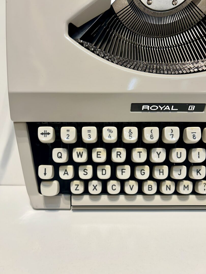 Grijze vintage werkende typemachine Royal Signet grijs portable uit 1972 met klein lettertype ...