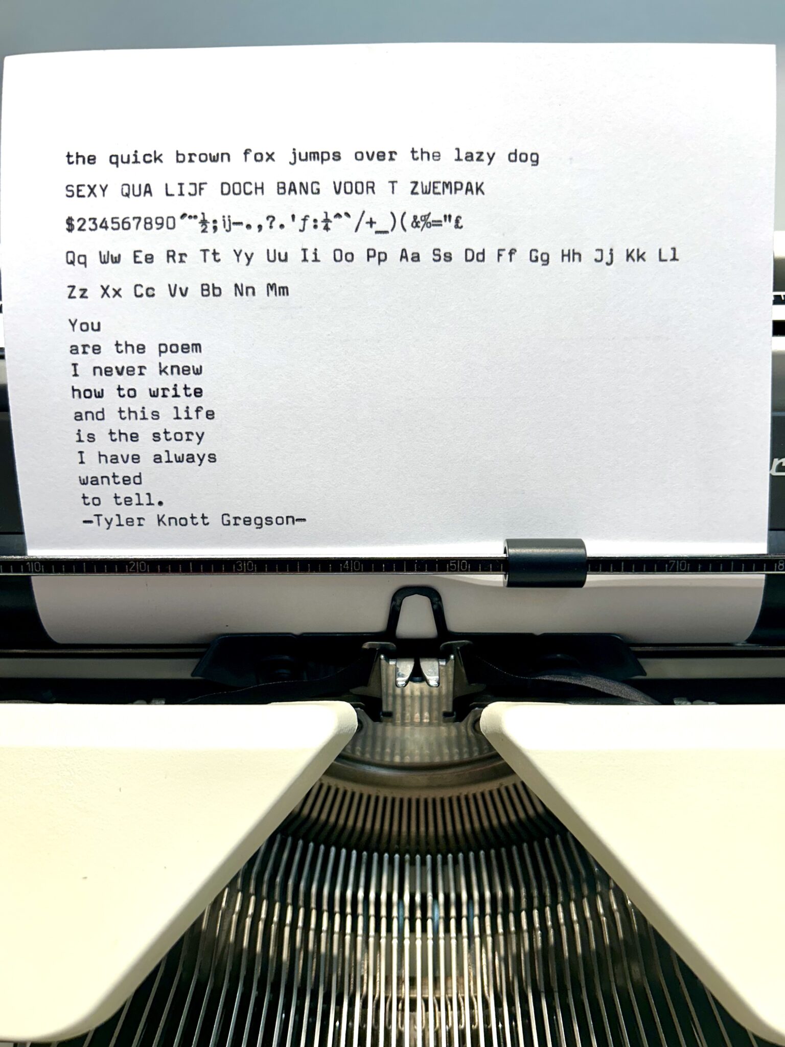 Vintage werkende Triumph Gabriele 25 crème witte typemachine met pica Cubic lettertype en grijze ...