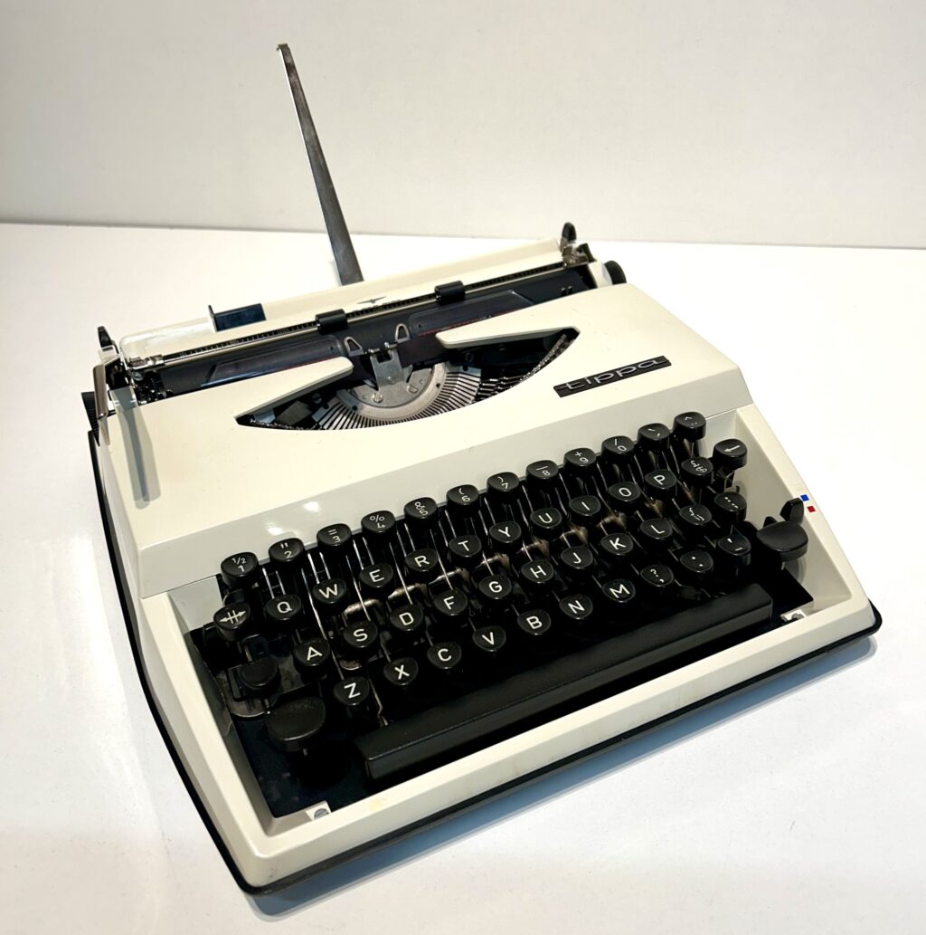 Adler Tippa witte vintage werkende typemachine wit groot lettertype uit ...