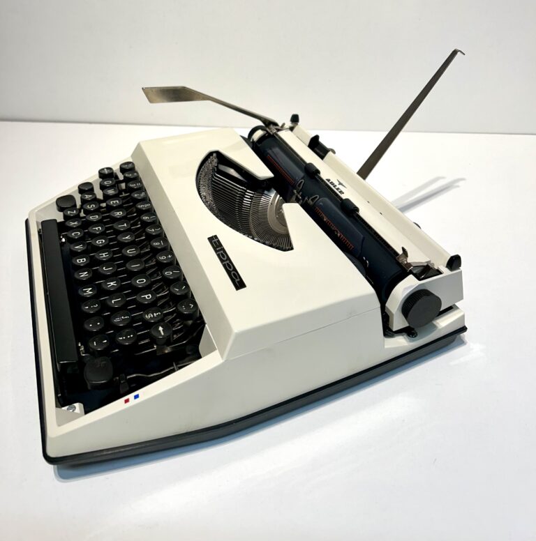 Adler Tippa witte vintage werkende typemachine wit groot lettertype uit ...