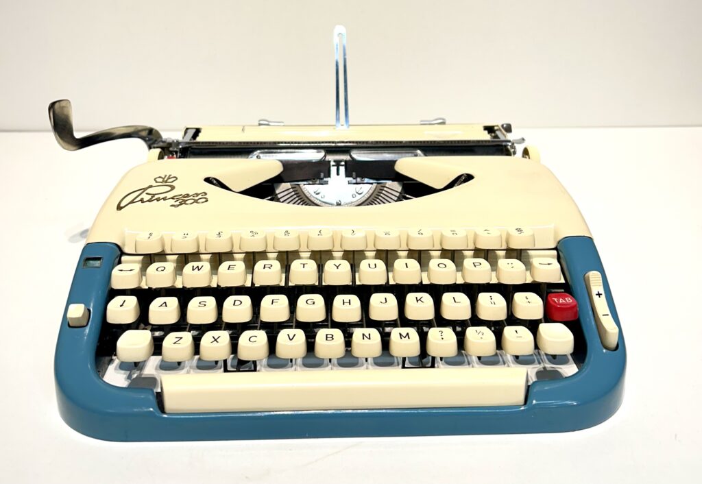 Tweekleurige draagbare werkende vintage Princess 300 typemachine blauw ...