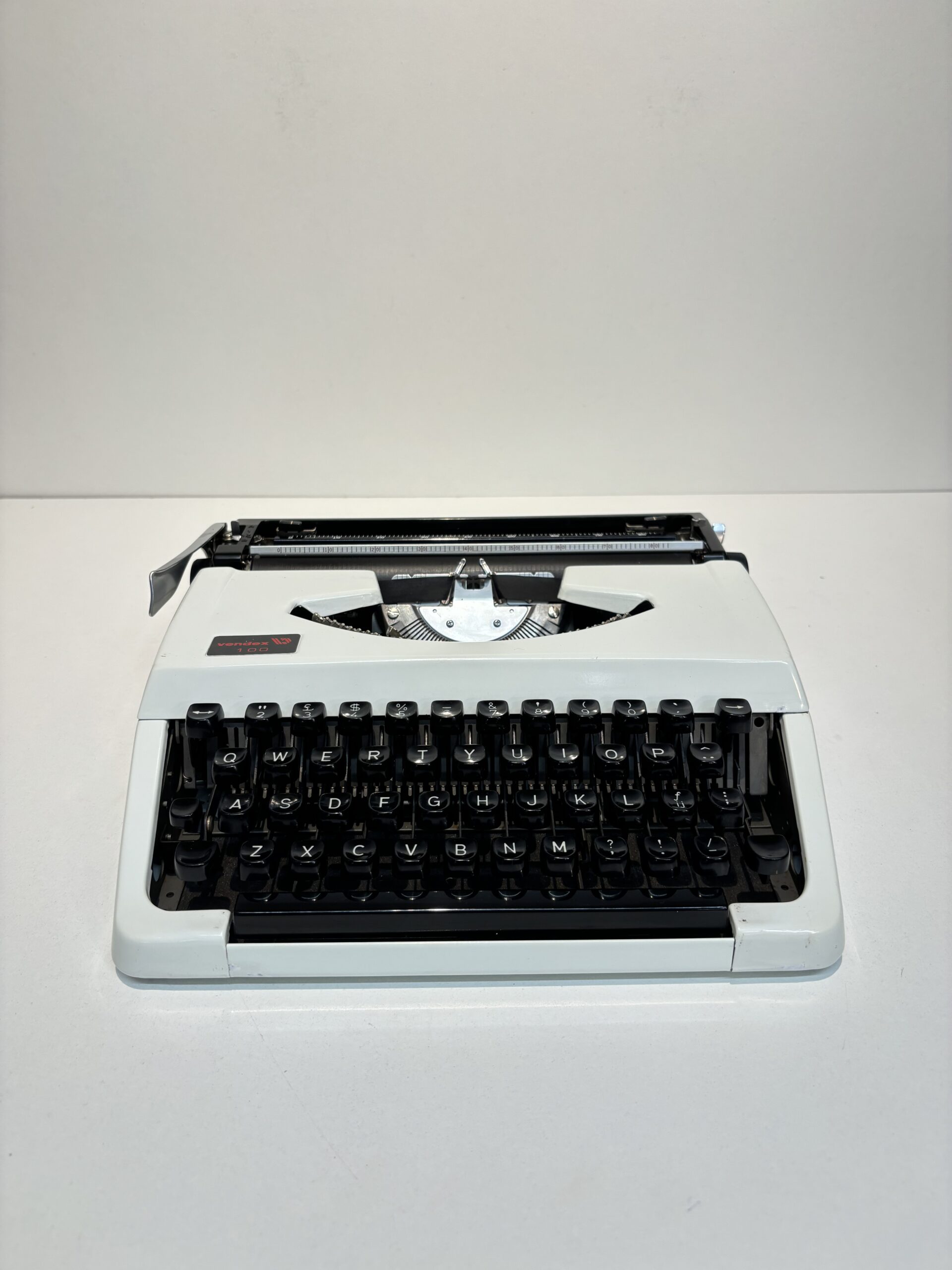 Werkende vintage witte typemachine wit Vendex 100 V&D (Brother) zwarte ...