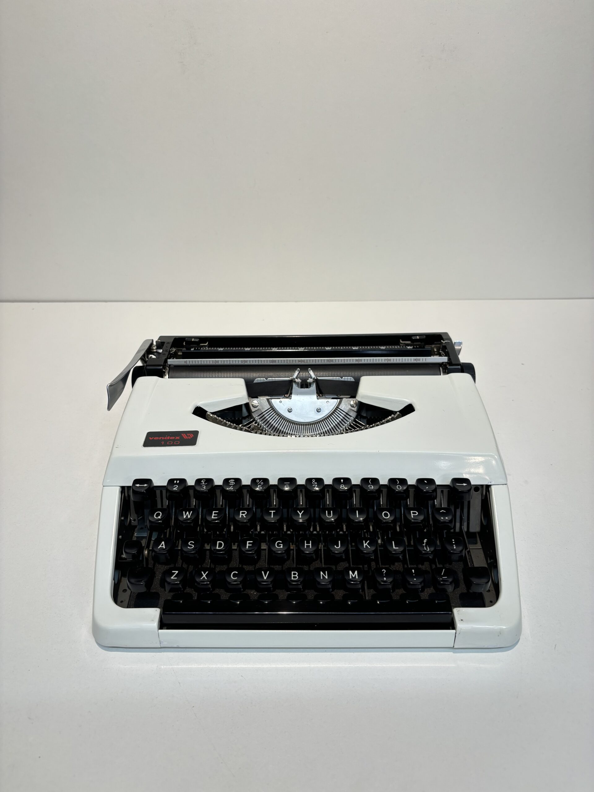 Werkende vintage witte typemachine wit Vendex 100 V&D (Brother) zwarte ...