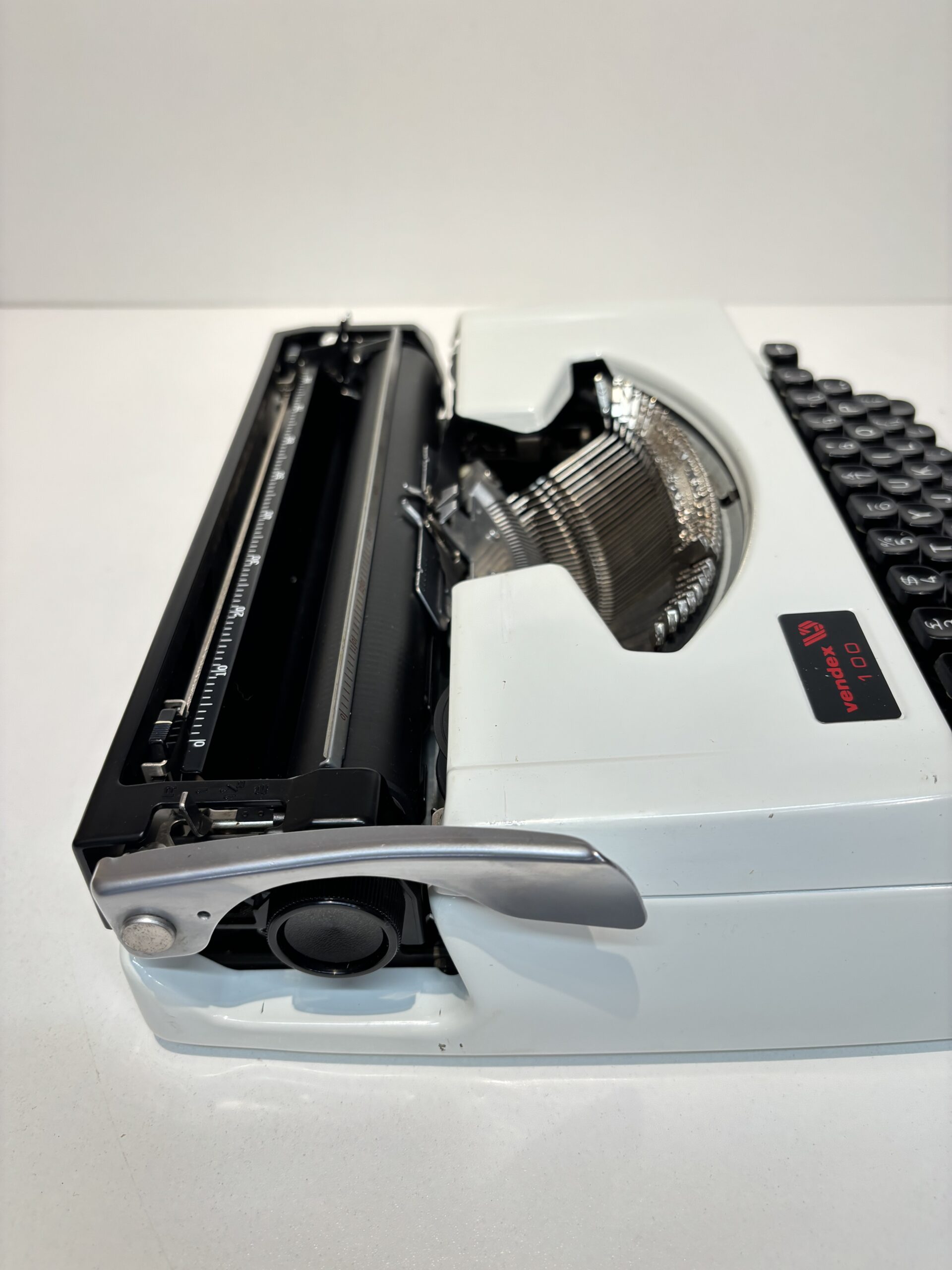Werkende vintage witte typemachine wit Vendex 100 V&D (Brother) zwarte ...