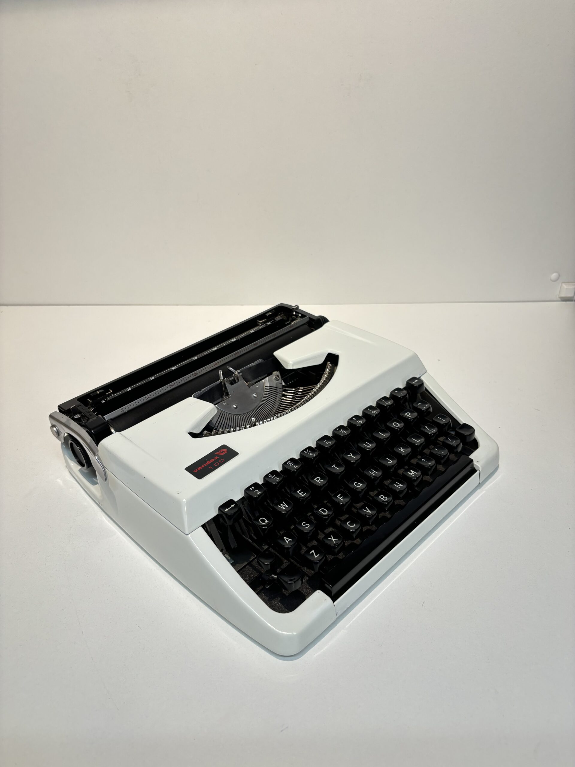 Werkende vintage witte typemachine wit Vendex 100 V&D (Brother) zwarte ...