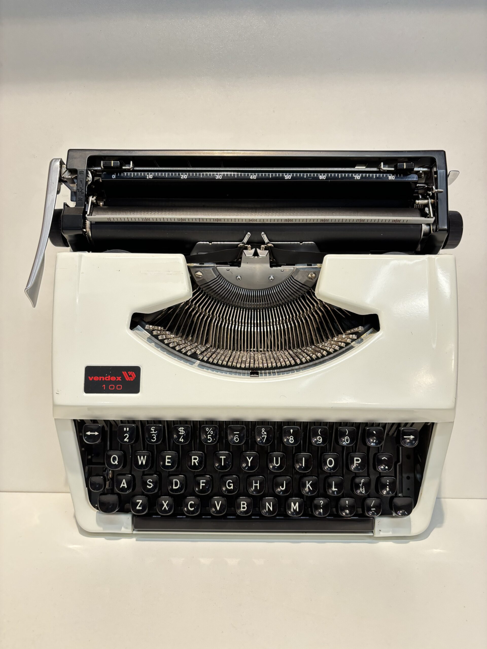 Werkende vintage witte typemachine wit Vendex 100 V&D (Brother) zwarte ...