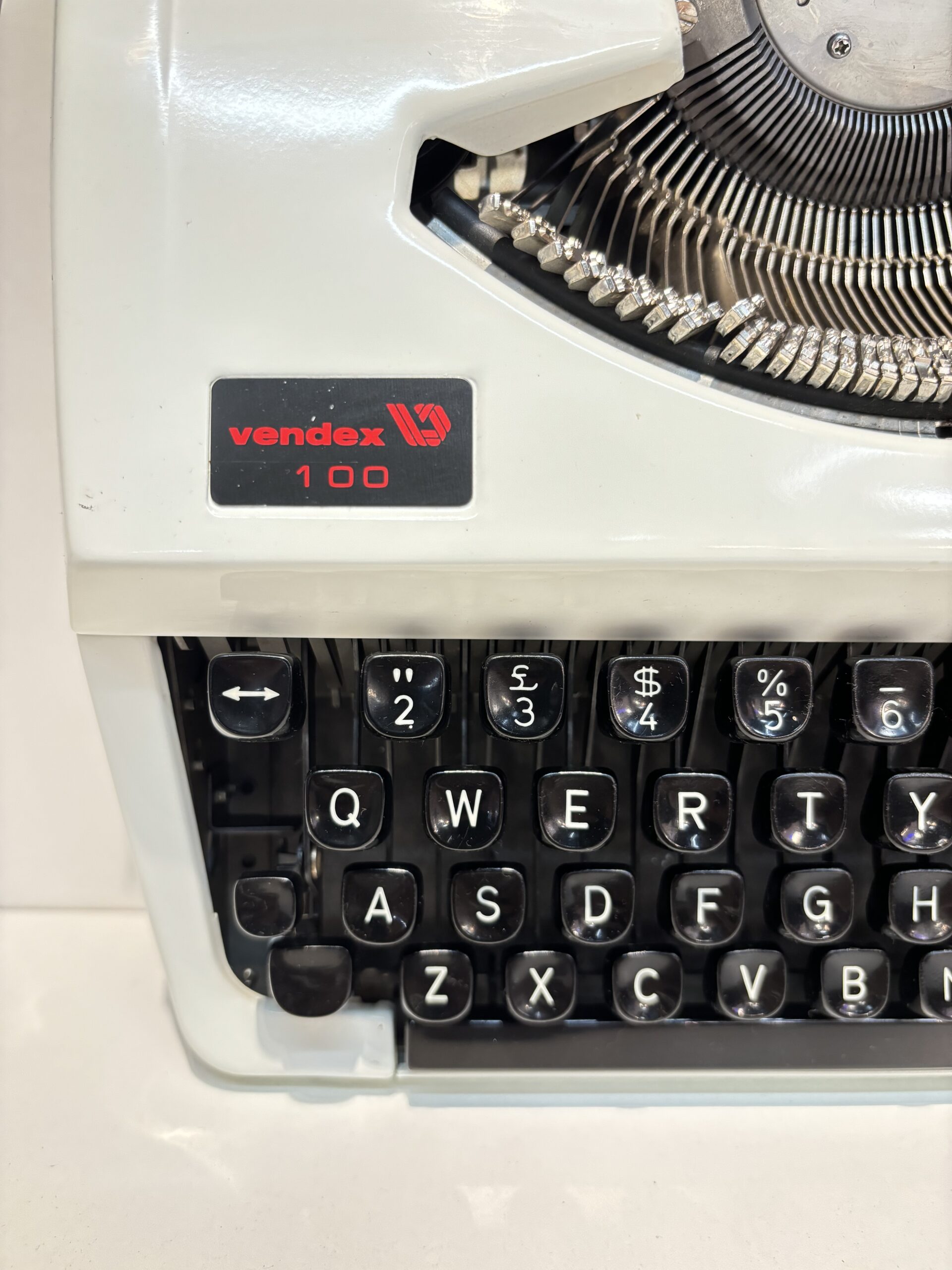 Werkende vintage witte typemachine wit Vendex 100 V&D (Brother) zwarte ...