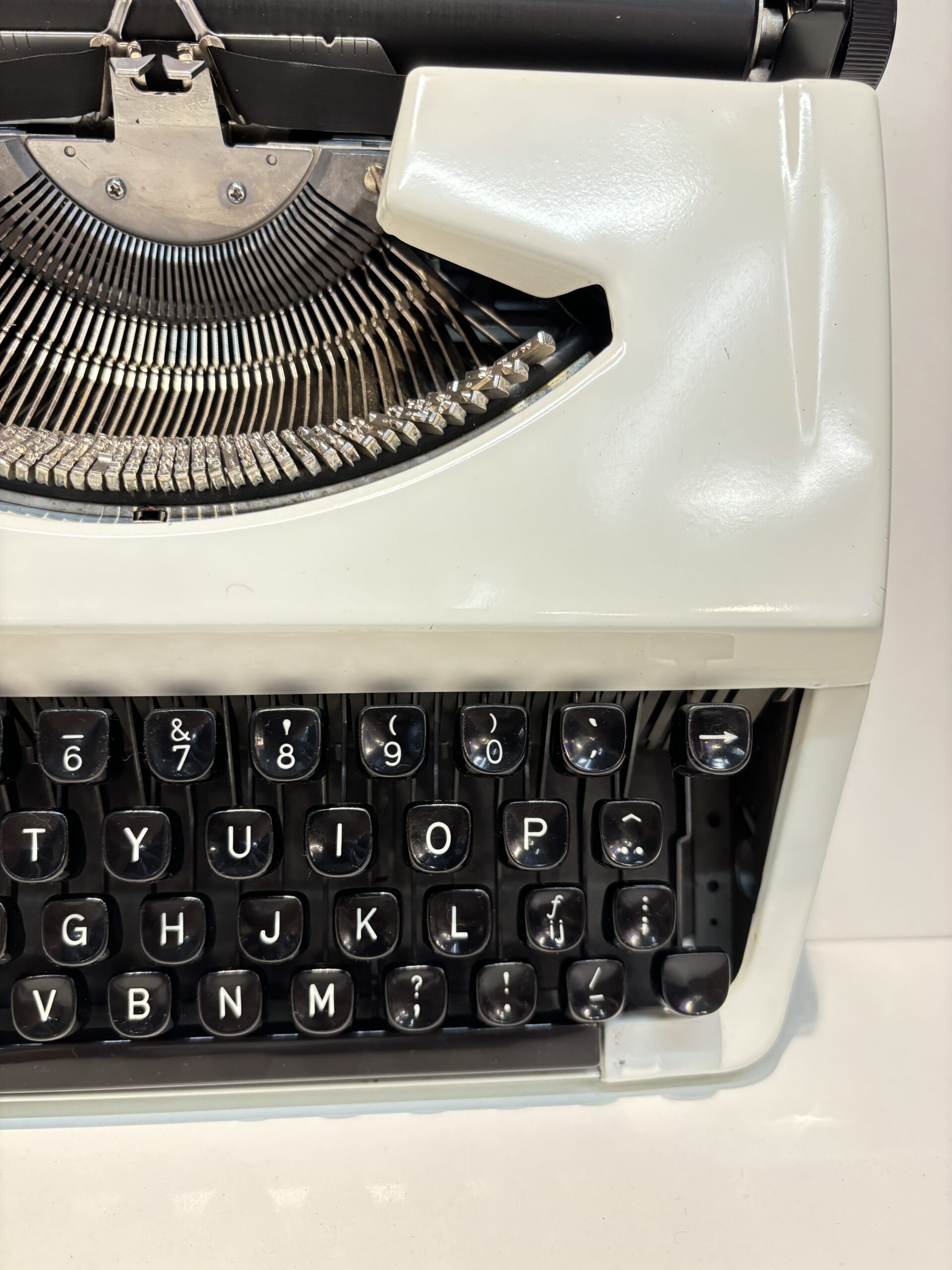 Werkende vintage witte typemachine wit Vendex 100 V&D (Brother) zwarte ...