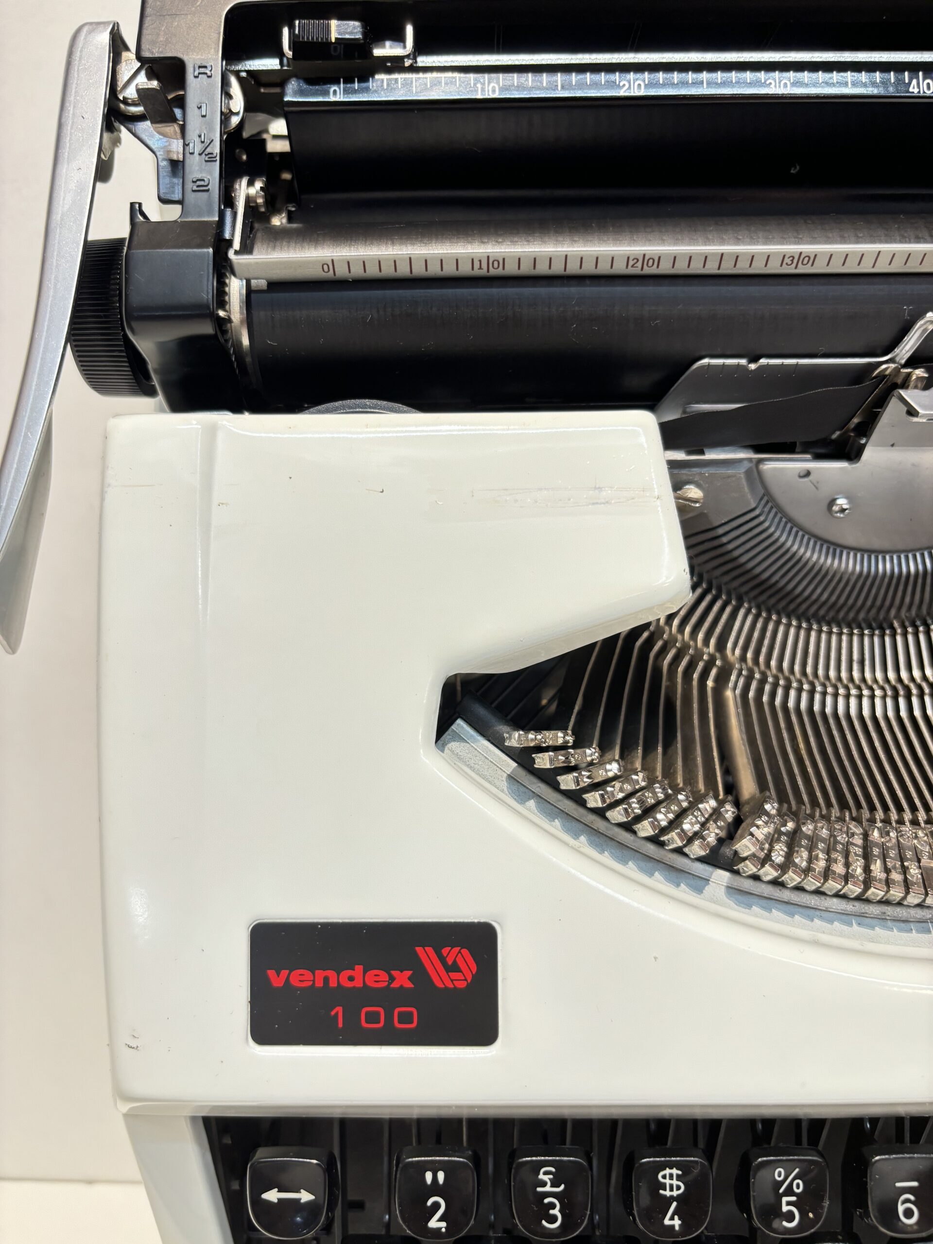 Werkende vintage witte typemachine wit Vendex 100 V&D (Brother) zwarte ...