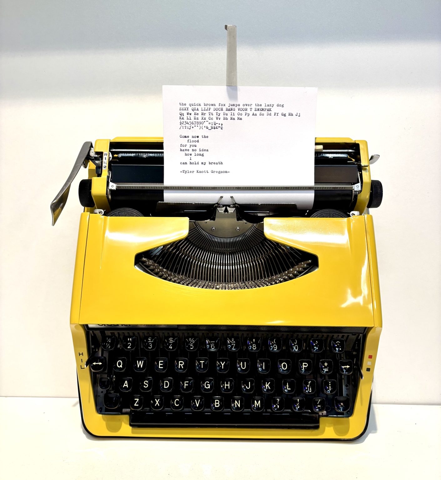 Gele vintage werkende Brother DeLuxe 800T typemachine geel, zwarte ...